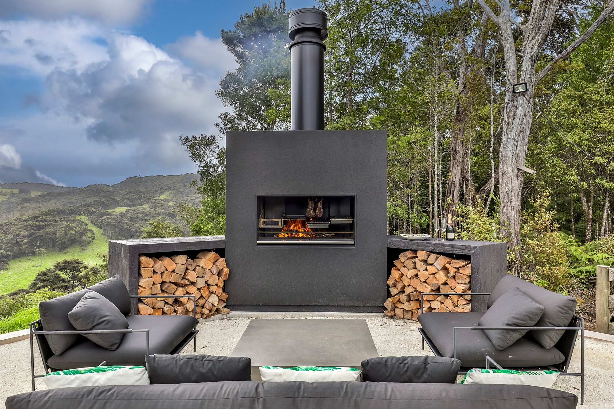 An outdoor kitchen with a million-dollar view – Waimauku by Love Kitchens